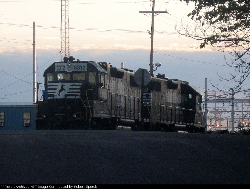 GP38-2s 5312 and 5283